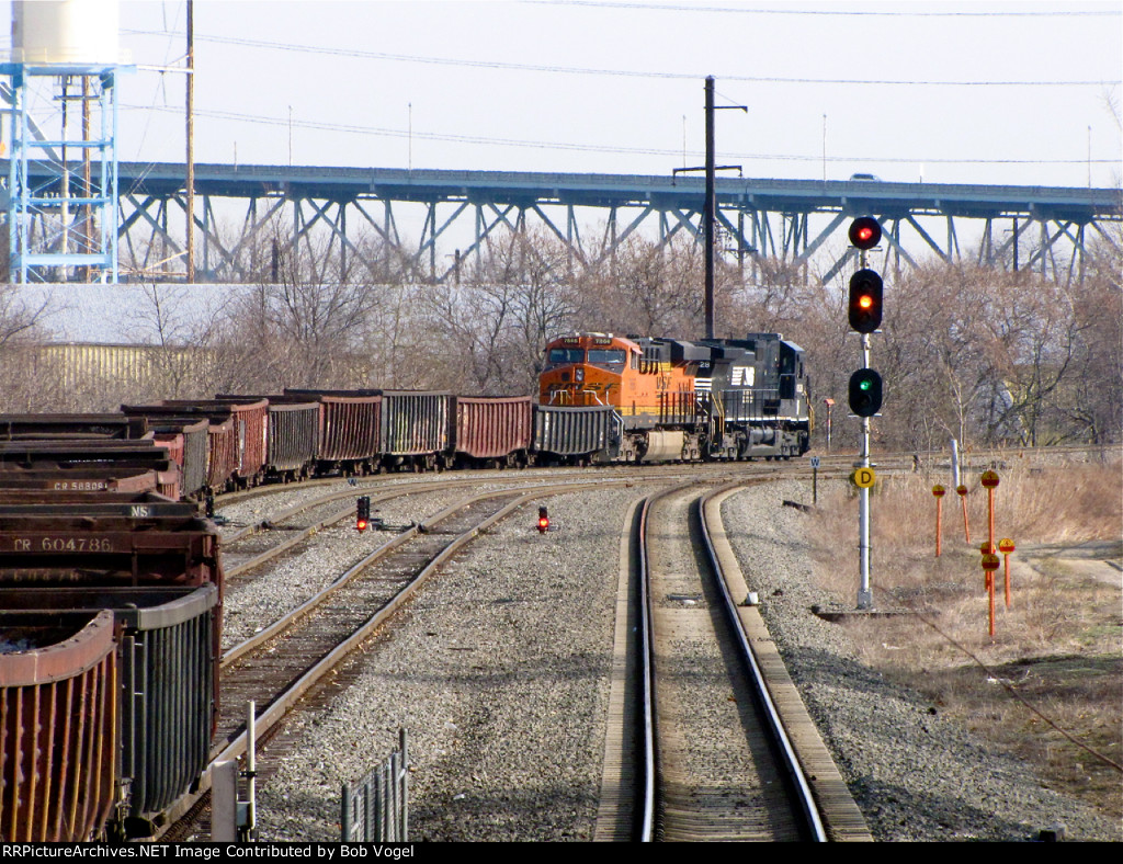 BNSF 7866 and NS 8828